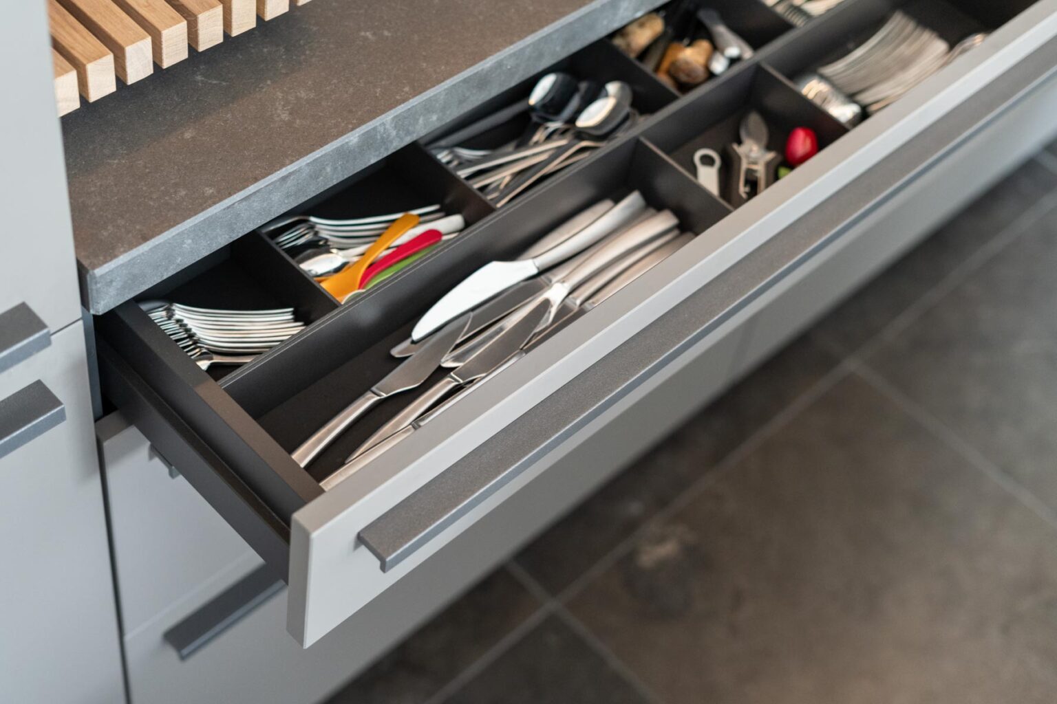 Dit is de beste indeling van een perfecte besteklade | Van Manen Keukens